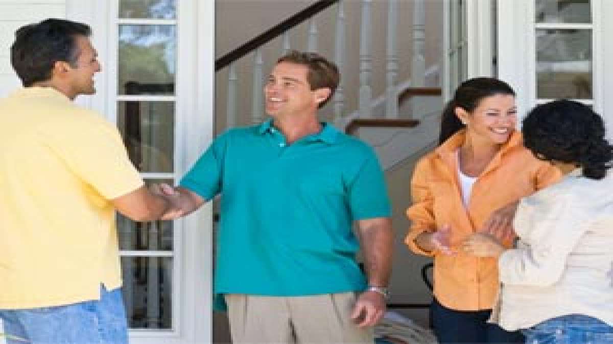 6 Tips To Handle House Guests Who Stay Too Long - Boldsky.com