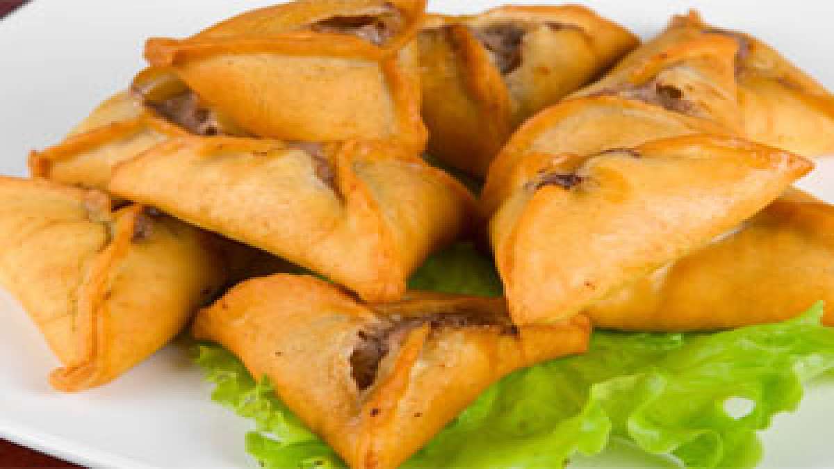 Crispy Moong Dal Samosa Recipe For Navratri - Boldsky.com