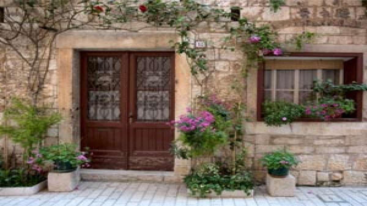 Simple Ideas To Decorate Your Entrance - Boldsky.com