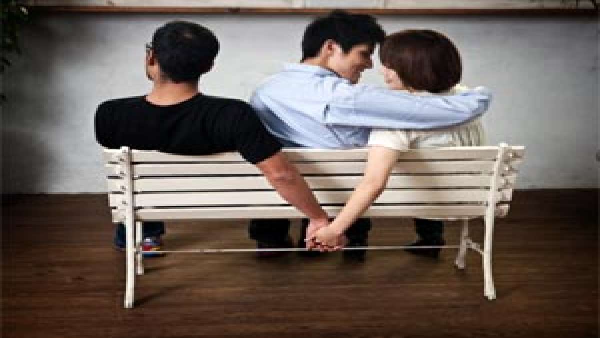 Rules To Deal, Date & Dump 2 Boyfriends! - Boldsky.com
