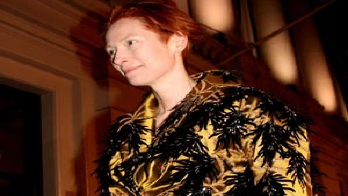 5 Most Bizarre Red Carpet Dresses Ever! - Boldsky.com