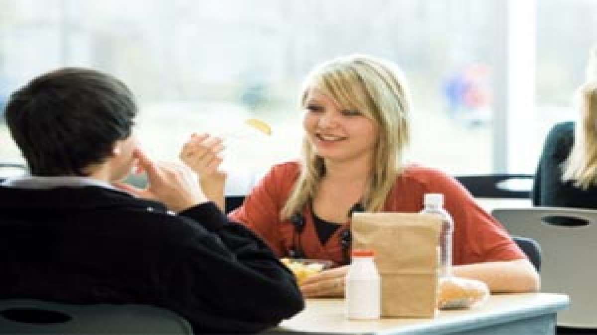 Basic Cafeteria Etiquette Rules To Follow - Boldsky.com