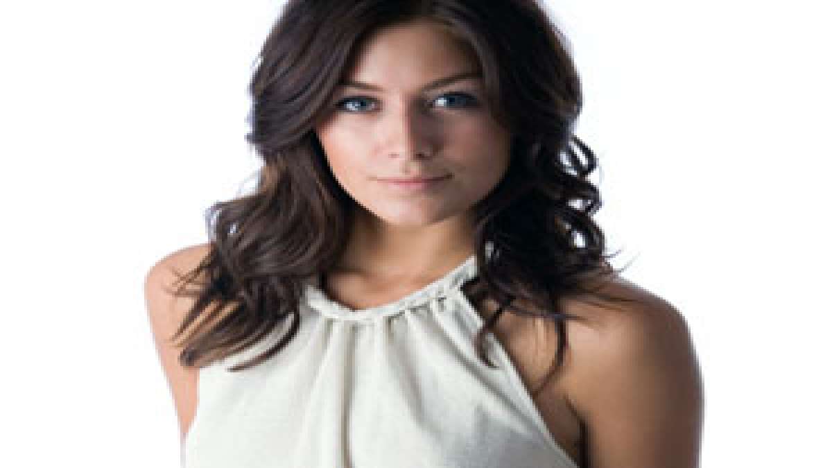 These Neck Styles Can Make You Look Slimmer! - Boldsky.com