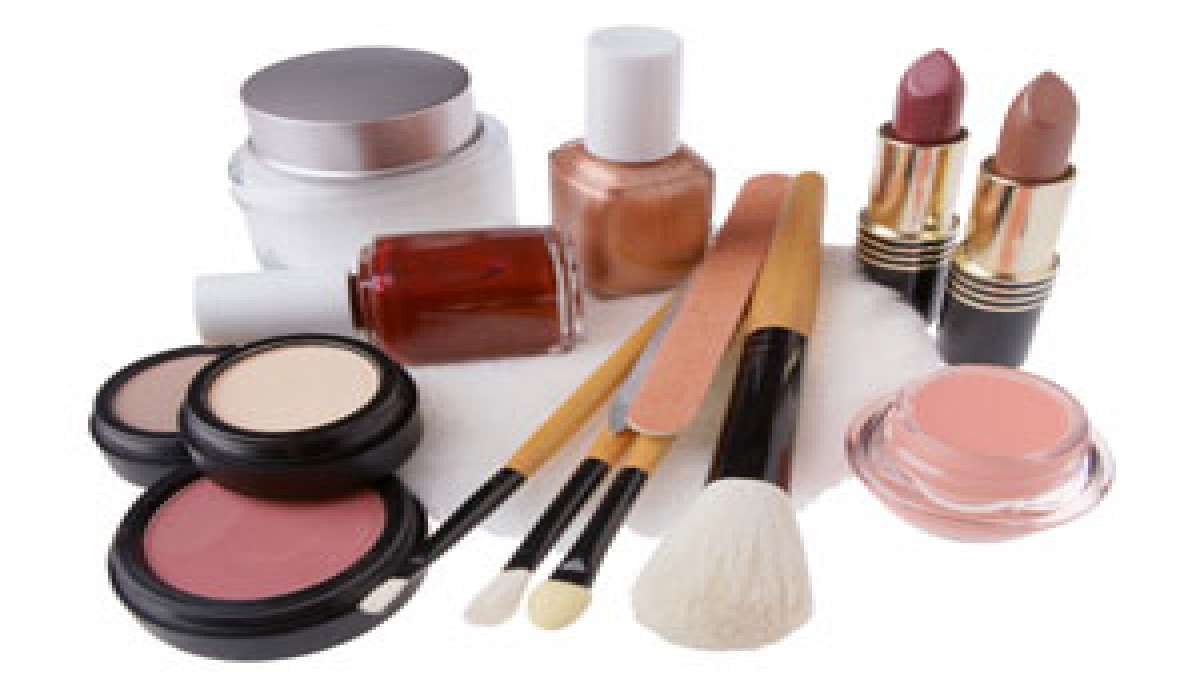 Cosmetic Dangers: Is Makeup Killing You? - Boldsky.com