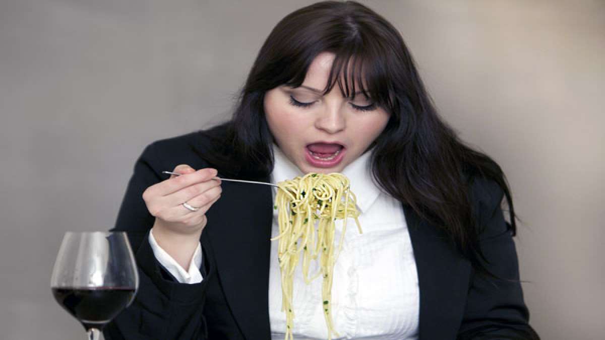 7 Worst Table Manners Mistakes - Boldsky.com