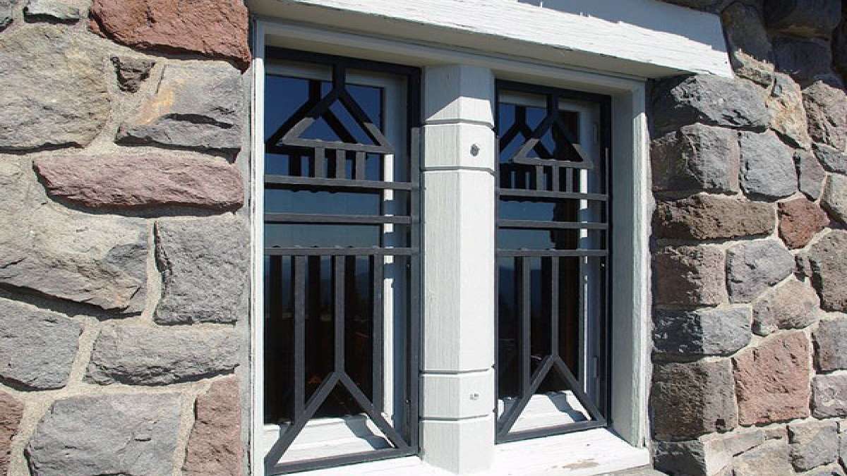 Tips To Clean Your Window Grills - Boldsky.com