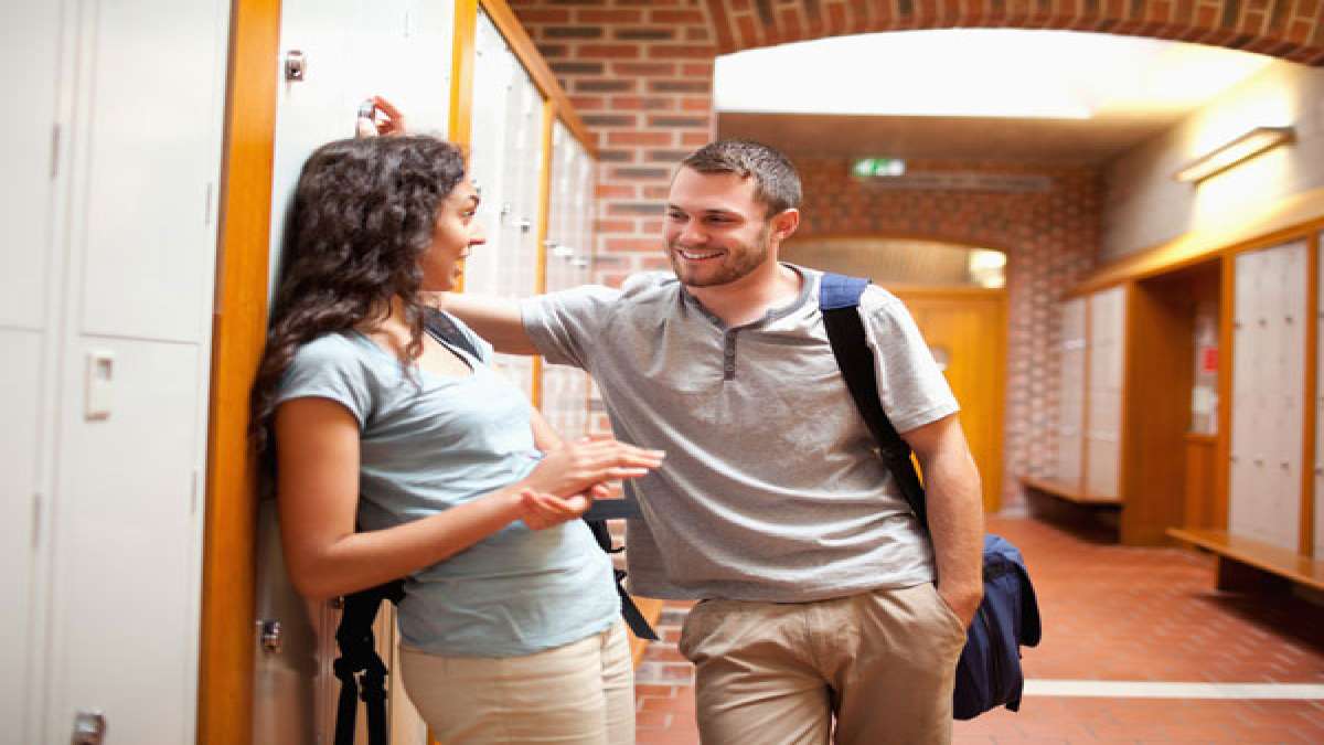 Watch Out These Men Flirting Signals - Boldsky.com