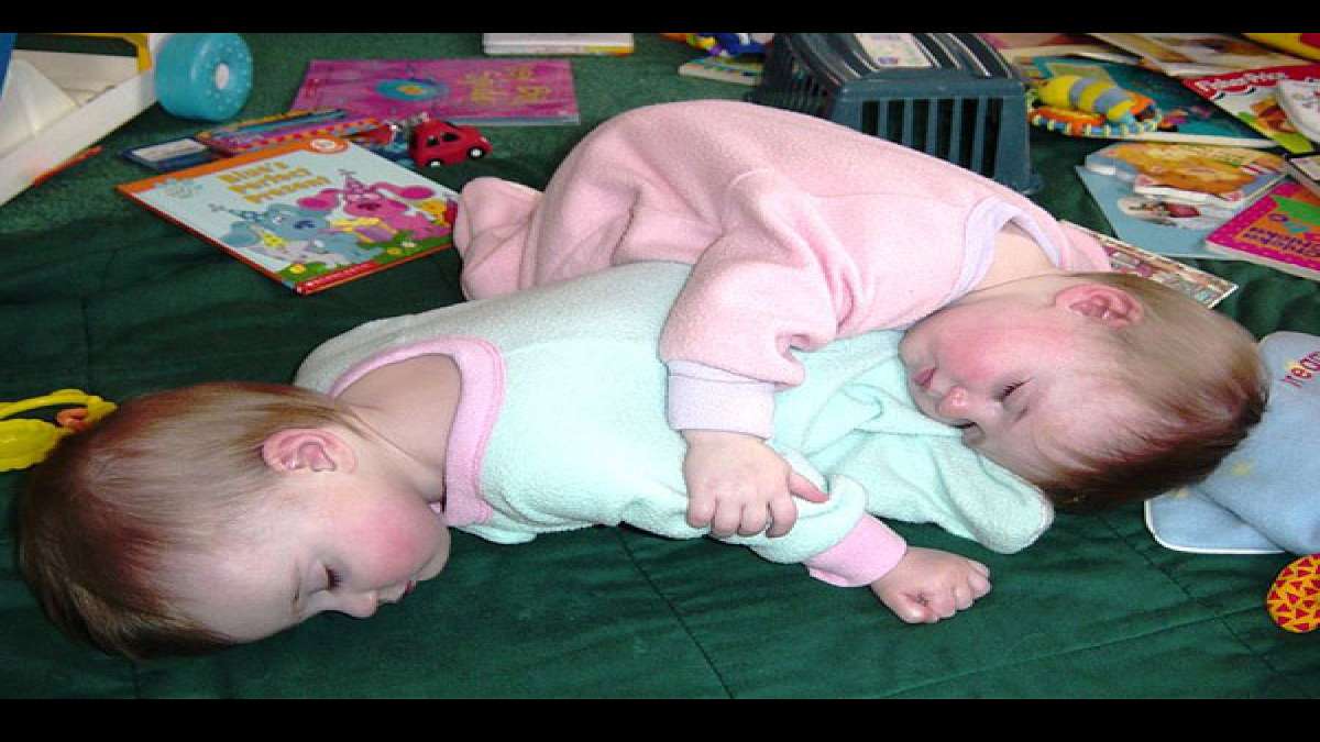 Facts About Identical Twin Babies - Boldsky.com