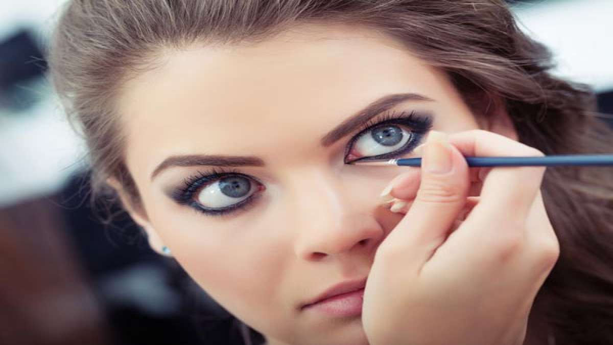 Applying Kajal In 10 Different Styles - Boldsky.com