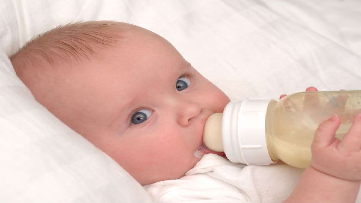 Bottle Feeding Your Baby: Parenting Tips - Boldsky.com