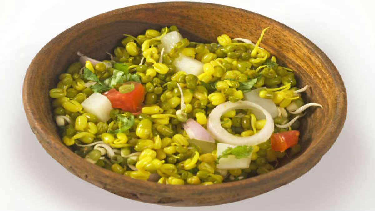 Sprouted Moong Dal Salad For Breakfast - Boldsky.com