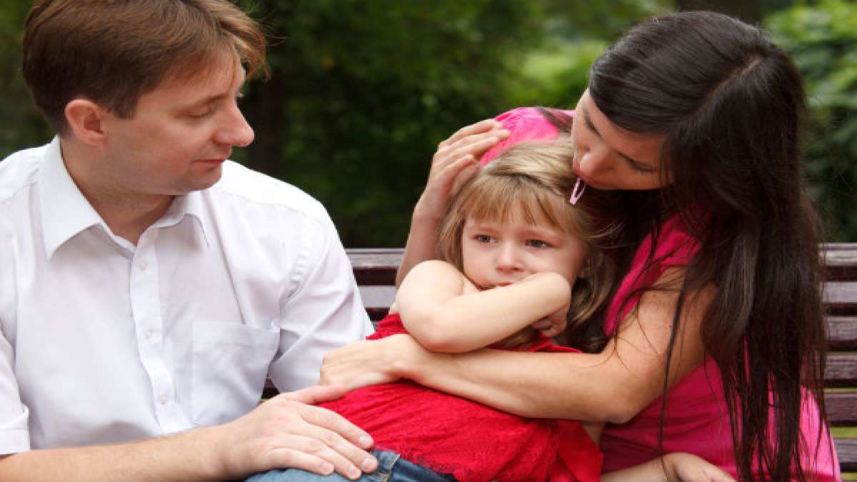 Nurturing A Shy Child: Best Parenting Tips - Boldsky.com