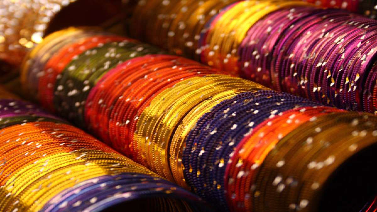 Why Married Women Wear Bangles? - Boldsky.com