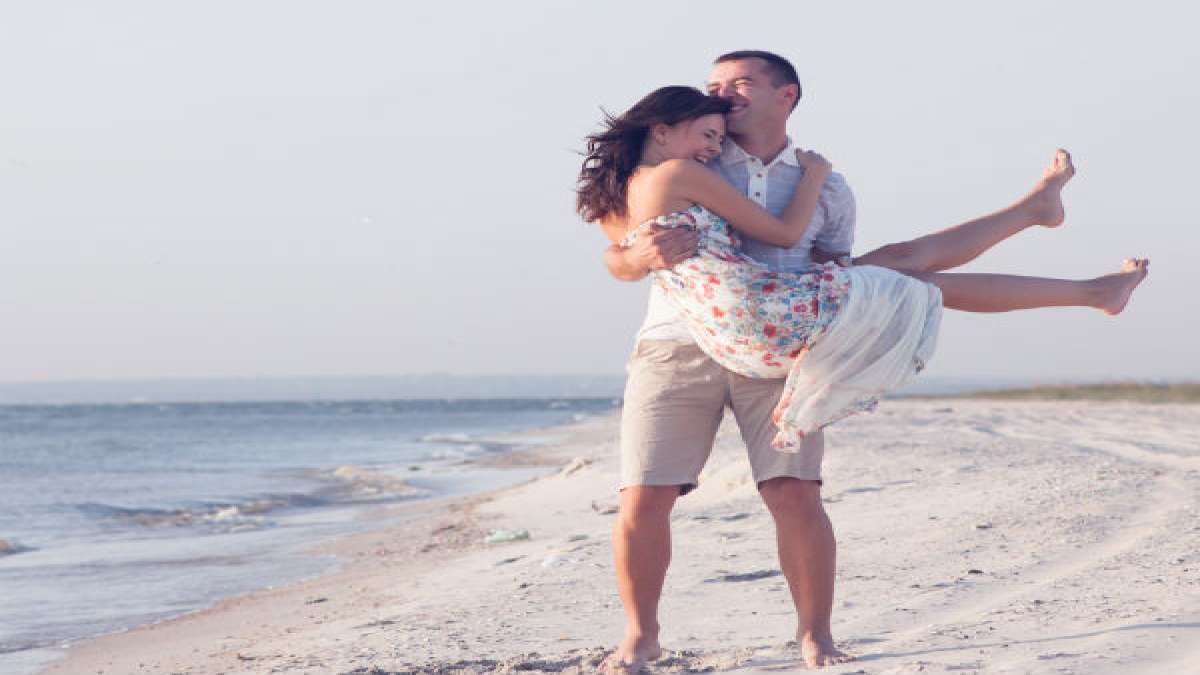 Warning Signs Of A Clingy Boyfriend - Boldsky.com