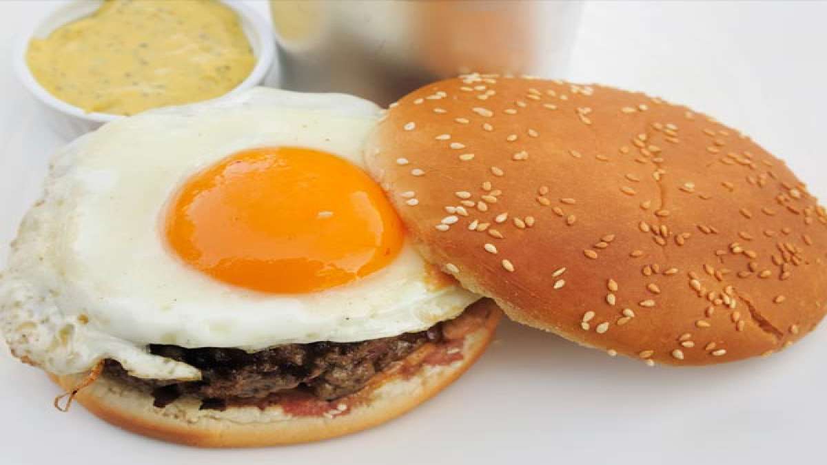 Boiled Eggs Burger For Breakfast - Boldsky.com