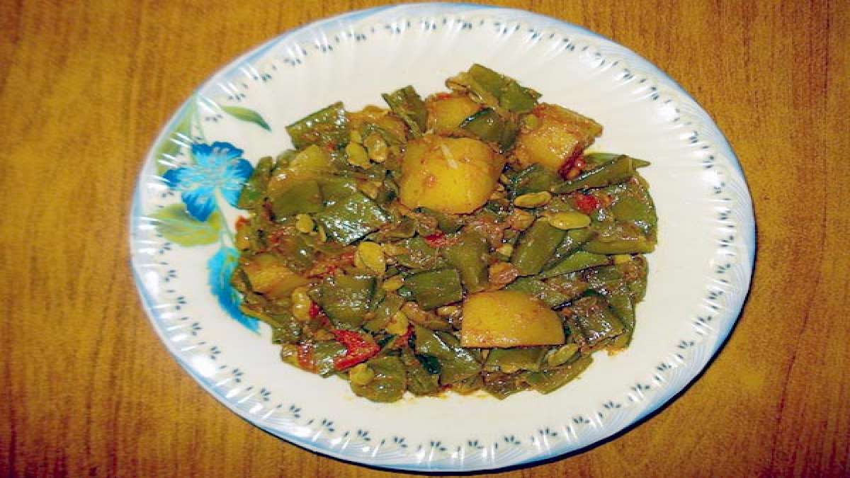 Simple Sem Aloo Ki Sabji Recipe - Boldsky.com