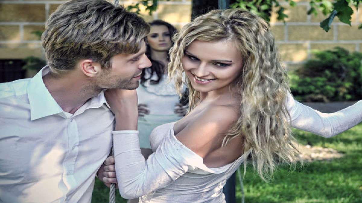 Reasons Why You Should Flirt - Boldsky.com