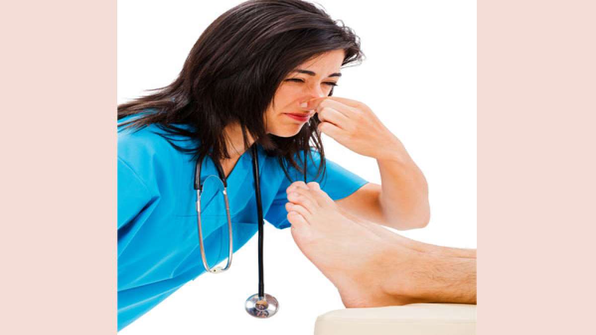 7 Simple DIY Remedies To Cure Smelly Feet - Boldsky.com