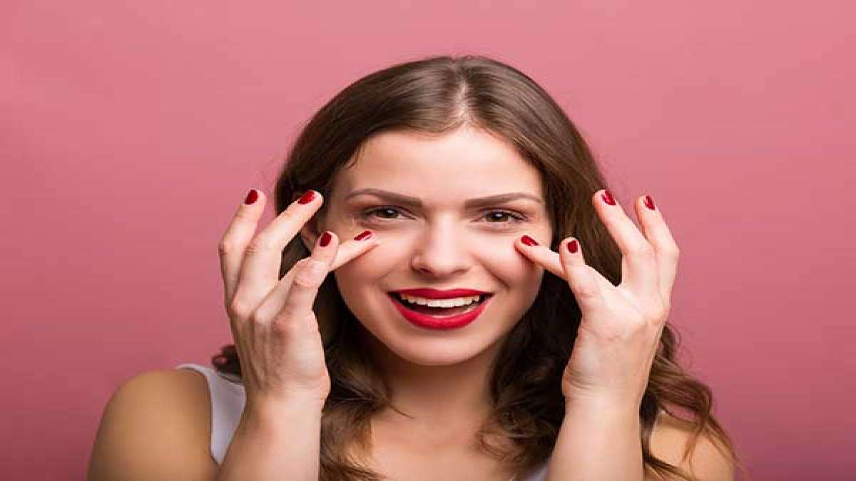 Steps To Massage Your Eyes For Reducing Dark Circles - Boldsky.com
