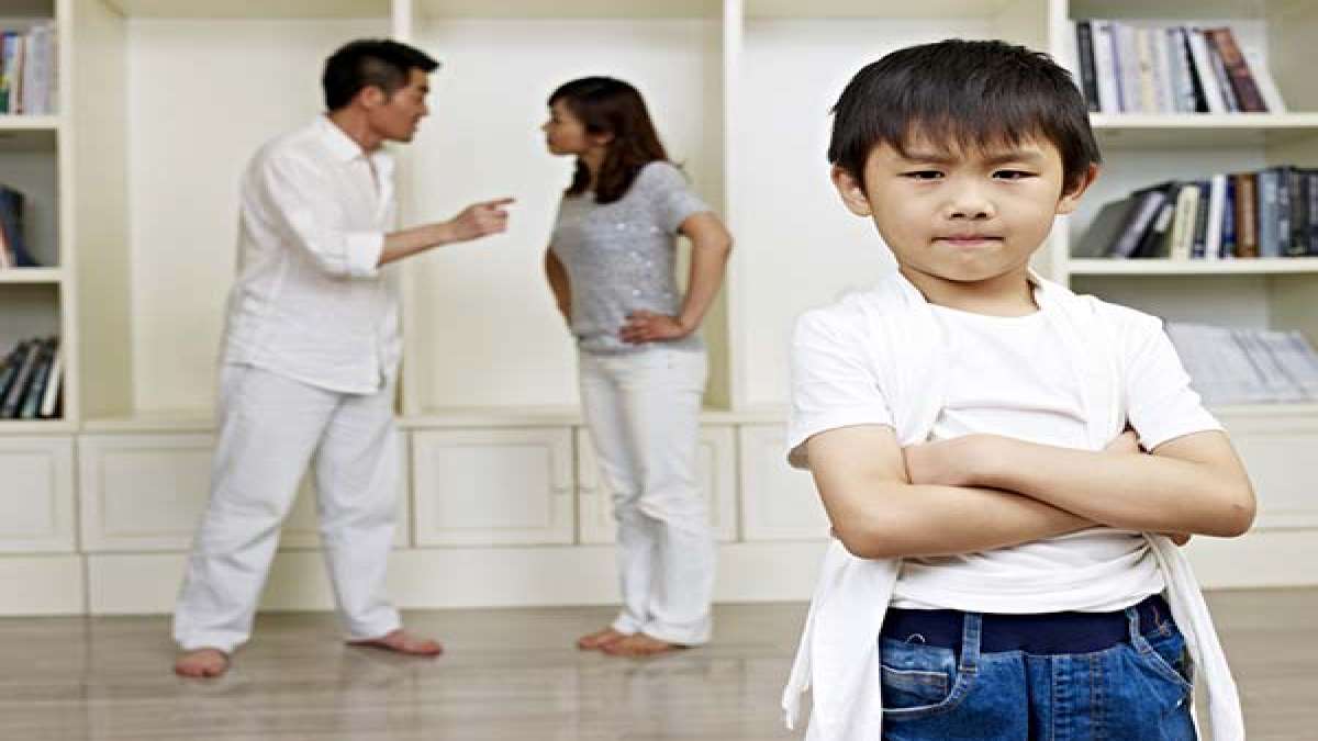 7 Bad Habits Of Parents That Affect Their Children - Boldsky.com