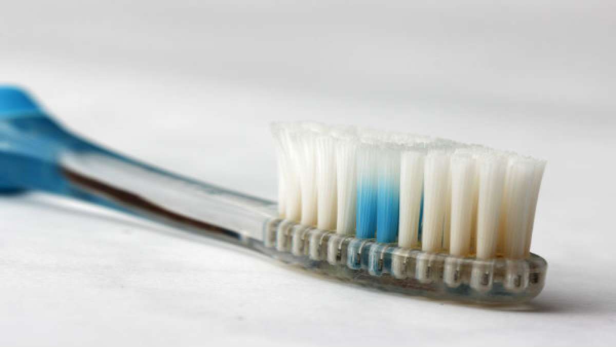 The Ugly Truth About Your Toothbrush - Boldsky.com