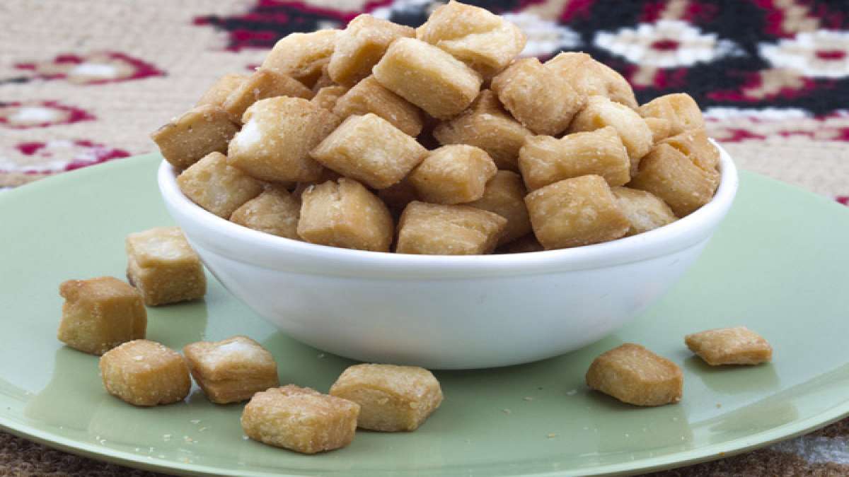 Shakkar Pare Sweet Recipe For Diwali - Boldsky.com