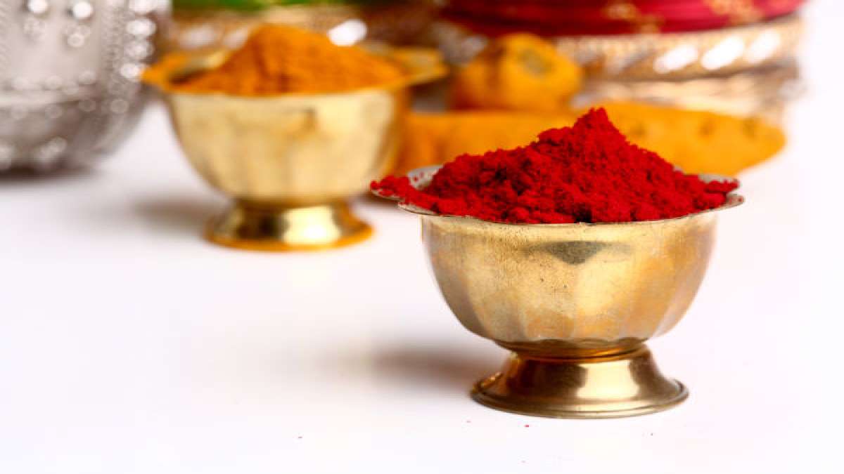 Significance Of Kumkum & Turmeric In Hinduism - Boldsky.com