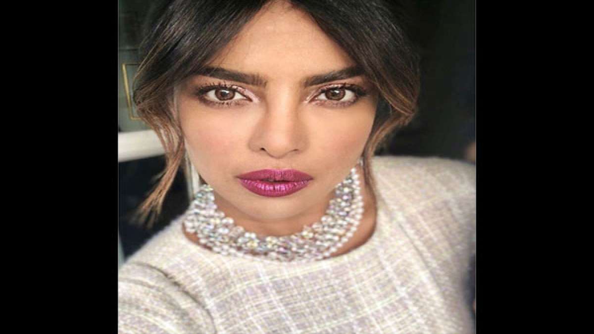 Priyanka Chopra's Bold Berry Lips Gave Us Some Serious Beauty Goals ...