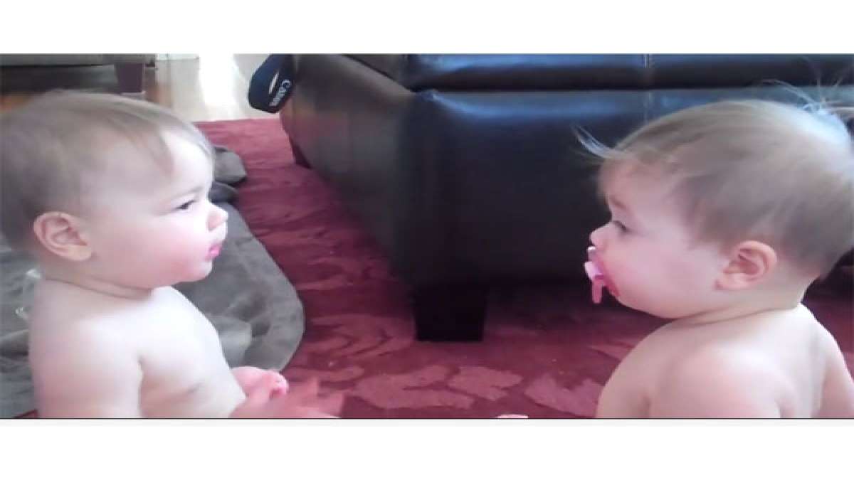 Twin Babies Fight Over Their Favourite Pacifier - Boldsky.com