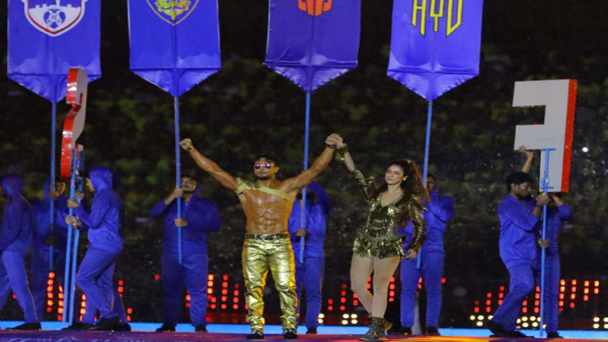 Tiger Shroff And Disha Patani In Golden Outfits For Their Dance ...