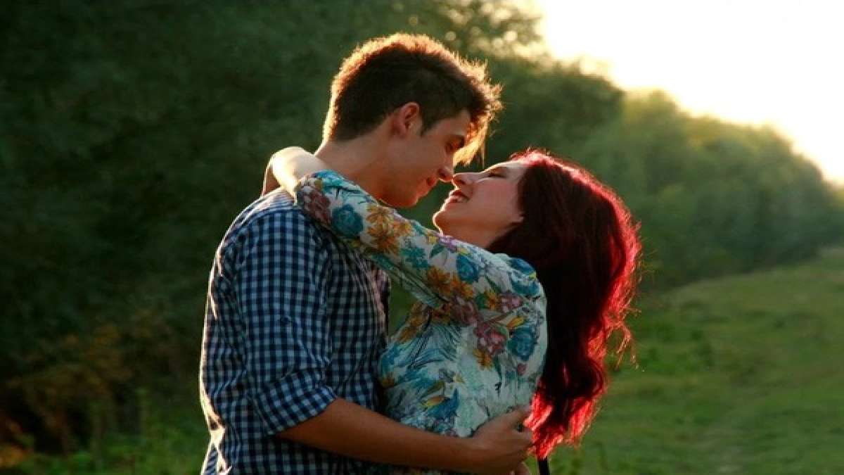 Hug Day: 6 Types Of Hugs That Will Fill Your Relationship Will More ...