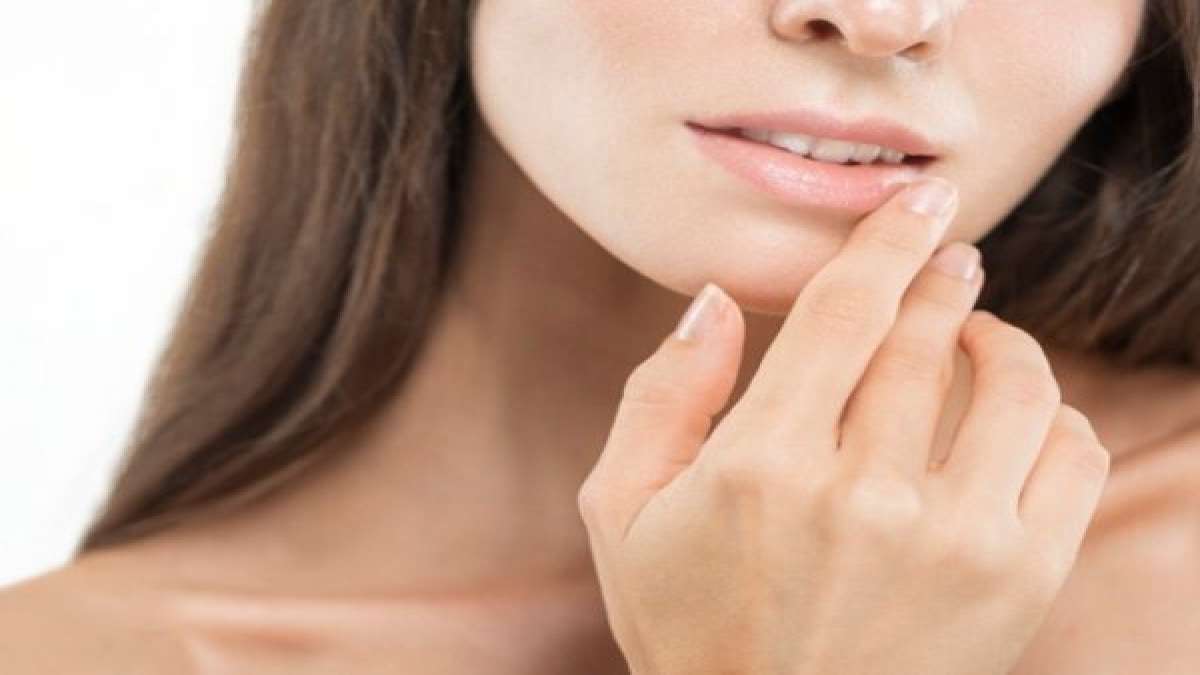 Home Remedies You Can Use To Treat Peeling Lips - Boldsky.com