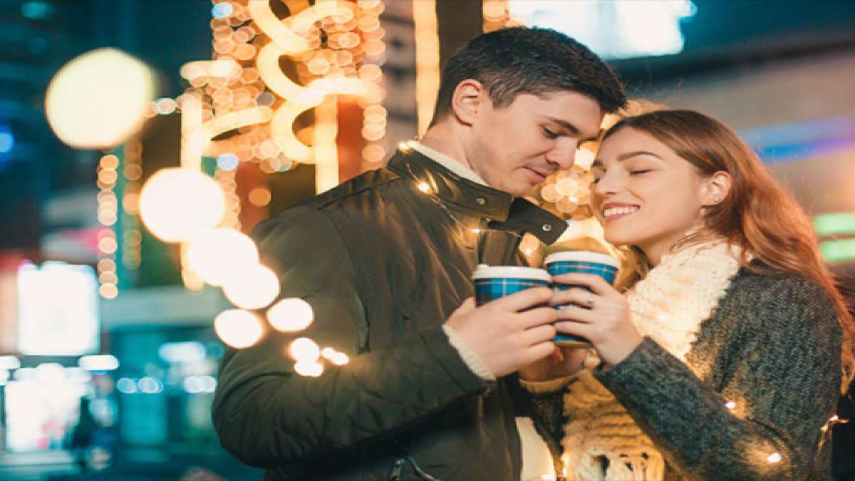 8 Unique And Romantic Ways Of Asking Her Out For A Date - Boldsky.com