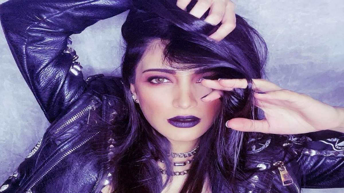 Shruti Haasan Flaunts Bold Lipstick And Edge Makeup Look In Latest ...