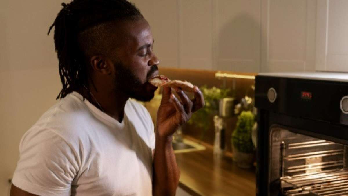 What Is Night Eating Syndrome? Causes, Symptoms, Diagnosis And ...