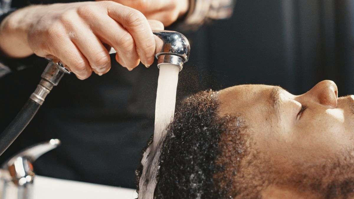 A Weekly Hair Wash May Not Be The Best Practice; Why? - Boldsky.com