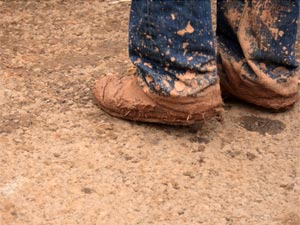 8 Steps To Remove Mud Stains From Clothes - Boldsky.com