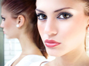 How To Apply Shimmer Makeup On Face? - Boldsky.com