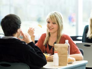 Basic Cafeteria Etiquette Rules To Follow - Boldsky.com