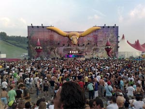 5 Biggest Parties In The World! - Boldsky.com