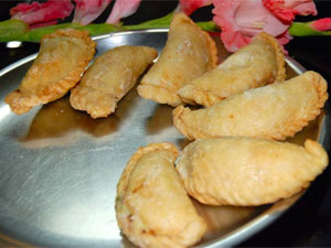 Colourful Gujiya: Recipe For A Sweet Holi - Boldsky.com