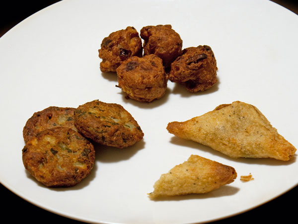 Aloo Pakora With Poha Recipe - Boldsky.com