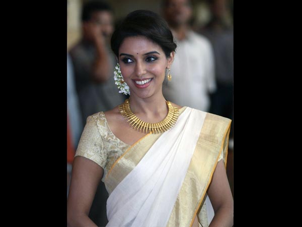 7 Bindi Styles For The Festive Season - Boldsky.com