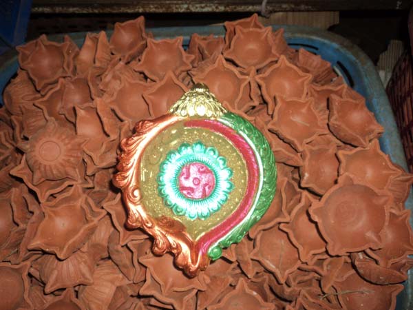 12 Diya Designs To Dazzle You This Diwali - Boldsky.com