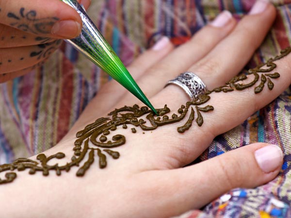 How To Darken The Colour Of Mehendi? - Boldsky.com