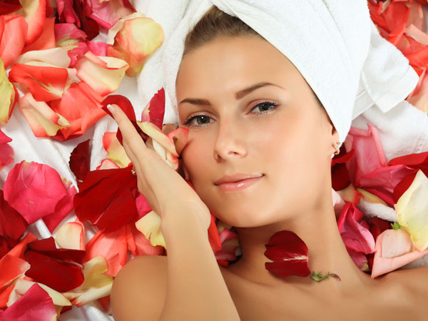 Homemade Rose Face Packs For Rosy Cheeks - Boldsky.com
