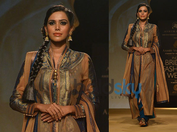 Golden Colour Outfits For Brides - Boldsky.com