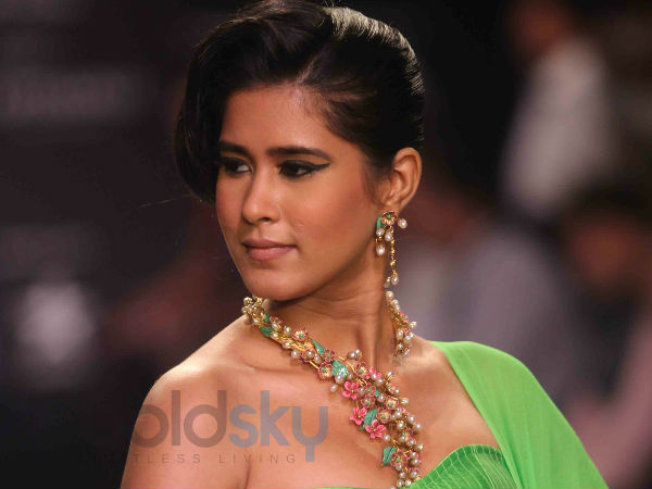 IIJW'13: Karisma Kapoor Walks For Kays Jewels - Boldsky.com