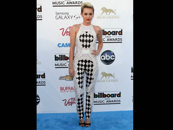 Worst Outfits Worn By Miley Cyrus - Boldsky.com