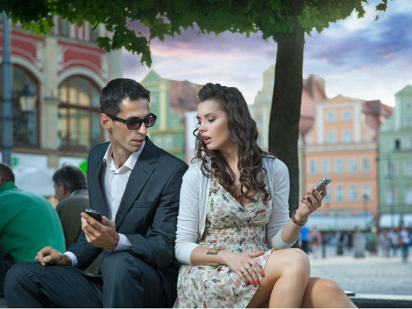 How Technology Ruins A Relationship - Boldsky.com